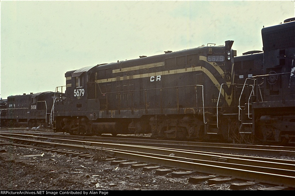 CR GP7 5679 rests in a deadline along with GP7 5658